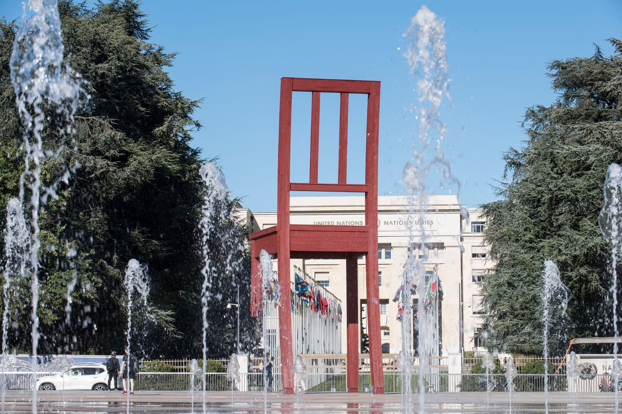 Discover Broken Chair | Handicap International CH